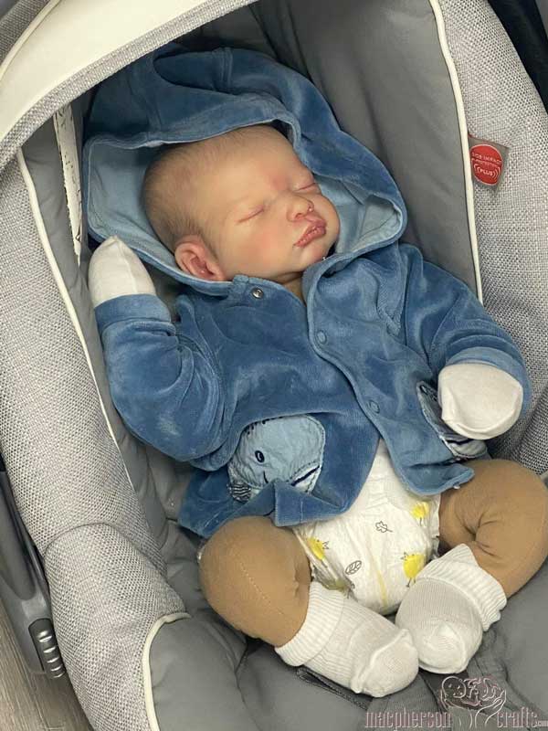 Rio Cuddle baby by Debbie de Graaff
